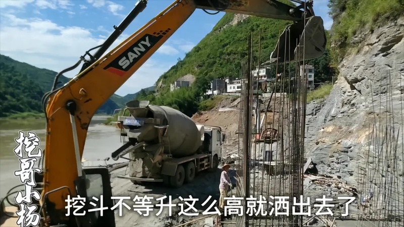 这活太难干了,老师傅快来支支招,怎样能把混凝土全部倒在模板里