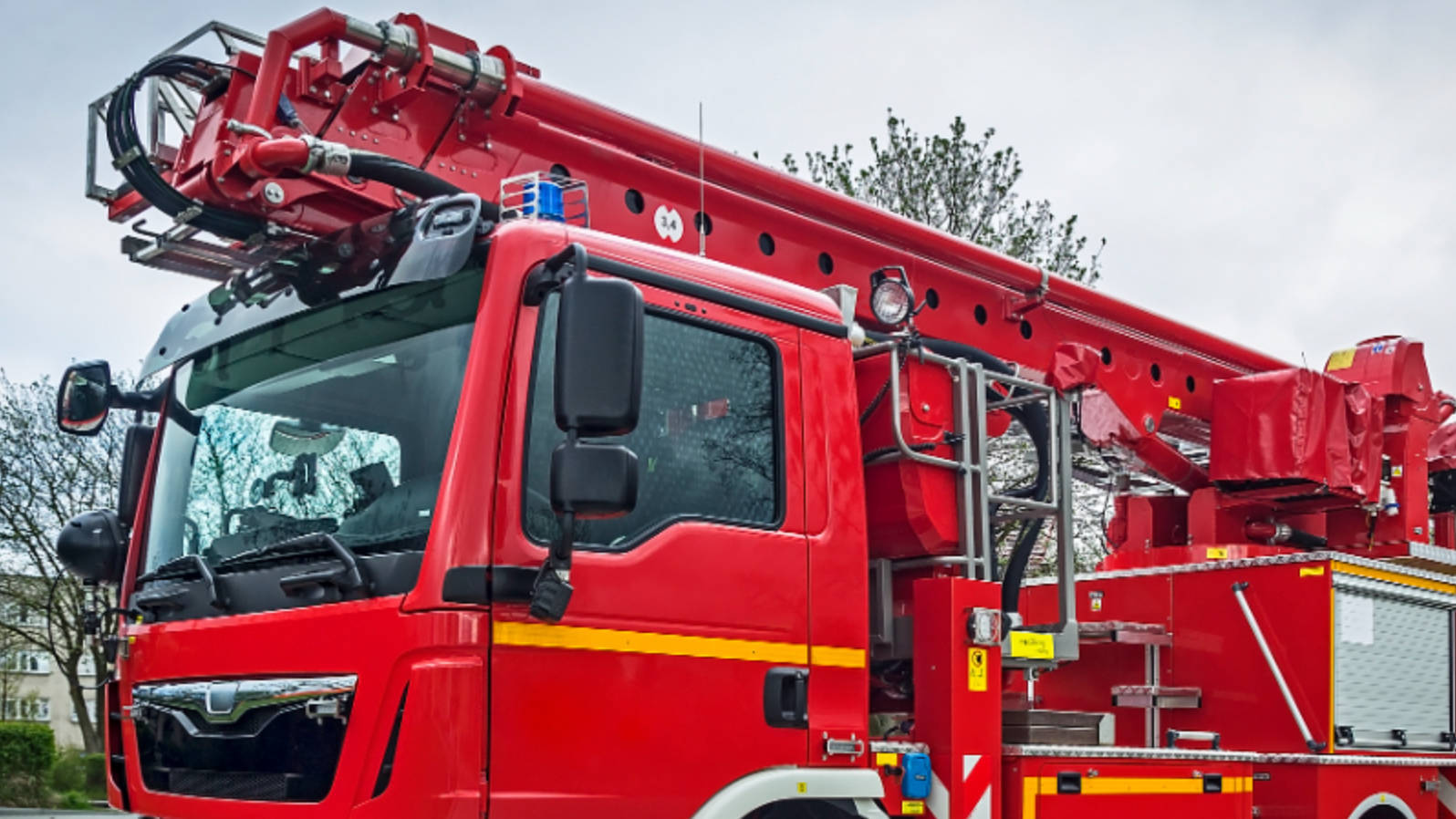 湖南新化消防车坠崖,6名消防员牺牲,当地回应:当天参与民宅起火救援,...