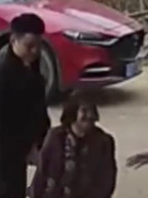 孙子带女友回家80岁奶奶激动扔菜拥抱,网友:动作一气呵成