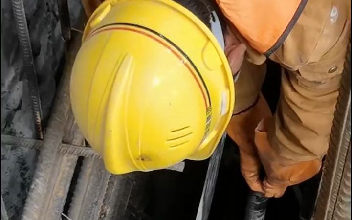 浇筑侧墙混凝土,振捣棒卡住了,怎么办?