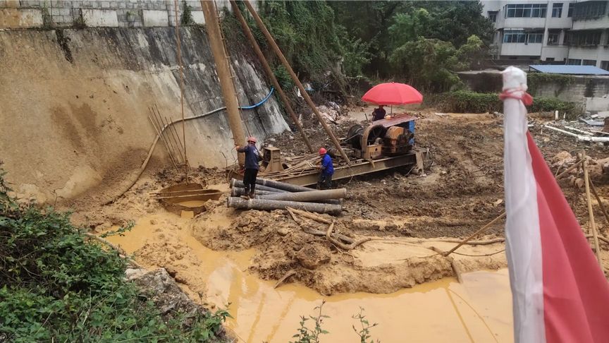 桩基工人下雨天完成桩,我们冒雨验收收方,确认工程量公正公平。