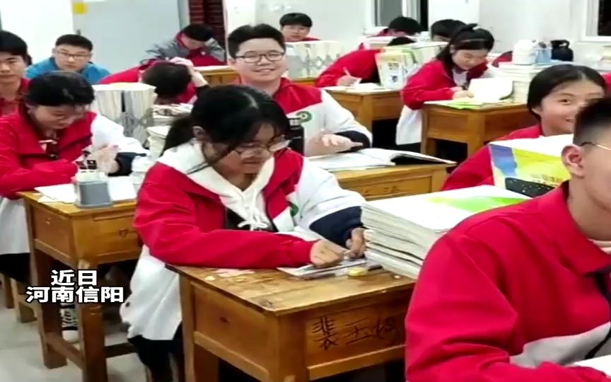 老师宣布月考成绩各科第1名,一位女生5科霸榜,站起来了7次!