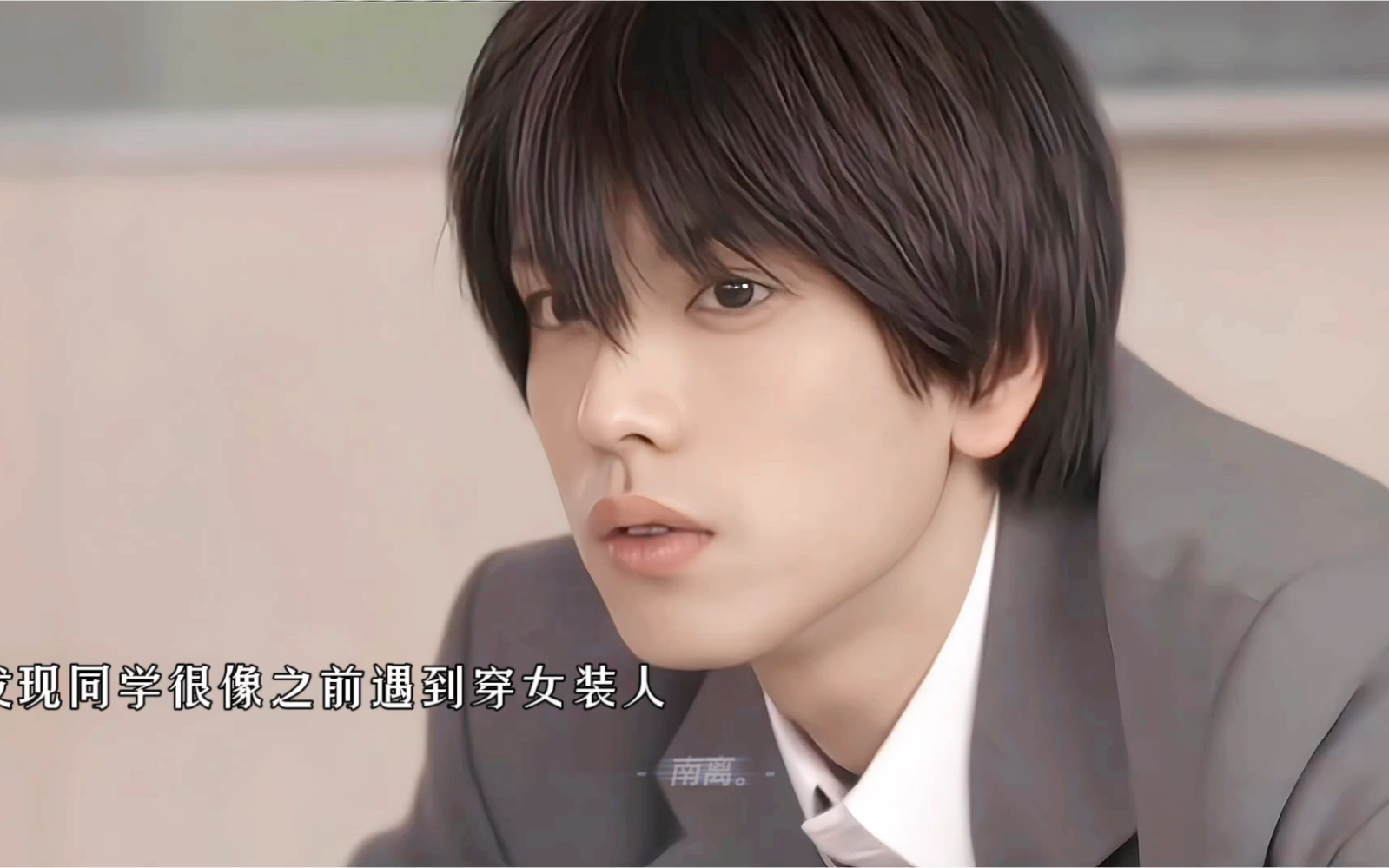 发现同班男同学很像之前遇到穿女装的男生,偷偷观察他,确定是他后...