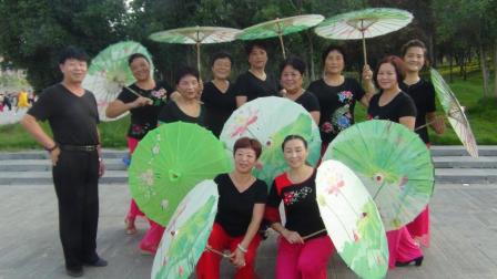 小雨伞舞蹈队在河边的精彩演出