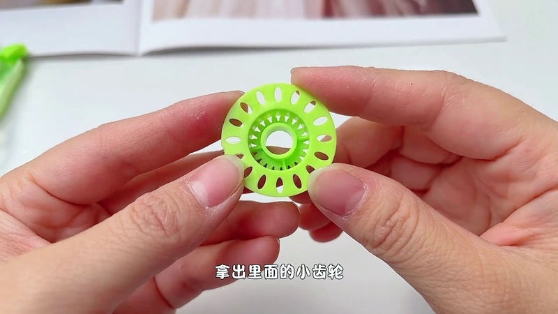修正带手工改造第二弹,diy旋转陀螺星星挂件和迷你圣诞树修正带手工...