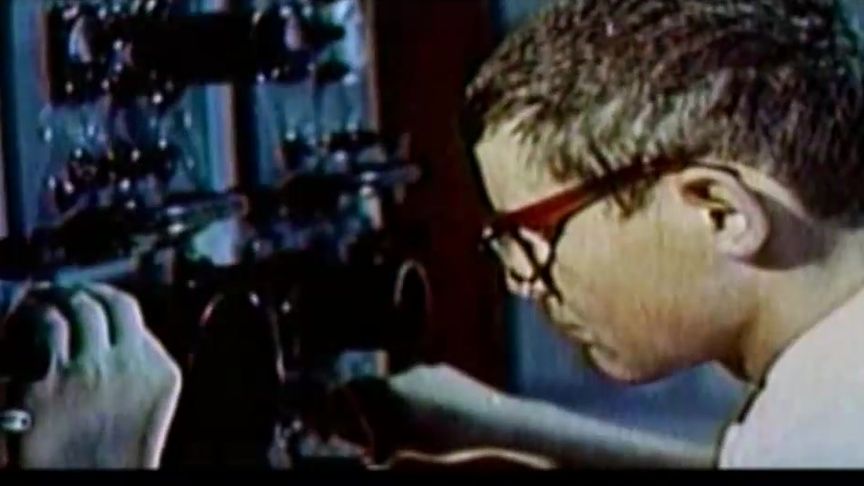 人类登月的成功标志着月球离我们越来越近,不断认知月球