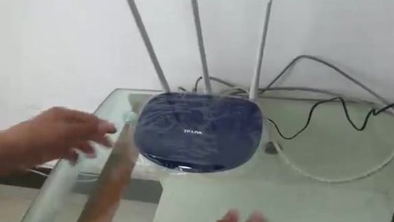 家里WiFi信号差?用手轻轻碰一下这地方,信号立马增强10倍!