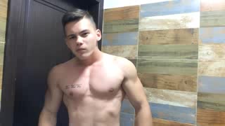 【养眼|别人家的16岁】Big teen 16 years old bodybuilder ! Flexing_low