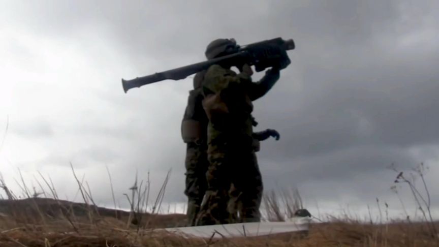 毒刺单兵防空导弹发射时产生的烟雾很大,毒刺防空导弹击落无人机