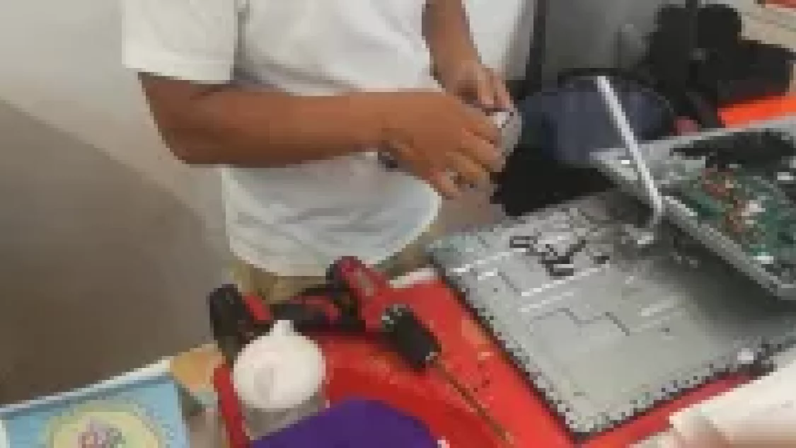 一体机怎么样更换硬盘呢这个要小心不留心屏就挂了