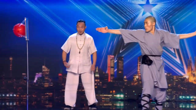 中国小伙表演武术,刚上场就惨遭灭灯,接下来全场沸腾!