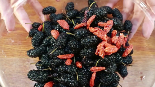 桑葚泡酒真那么神?揭秘三大功效与每日黄金饮用量!