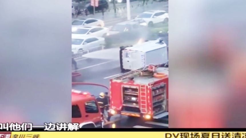 佛山:电动汽车自燃,现场火光冲天,消防和群众推车灭火