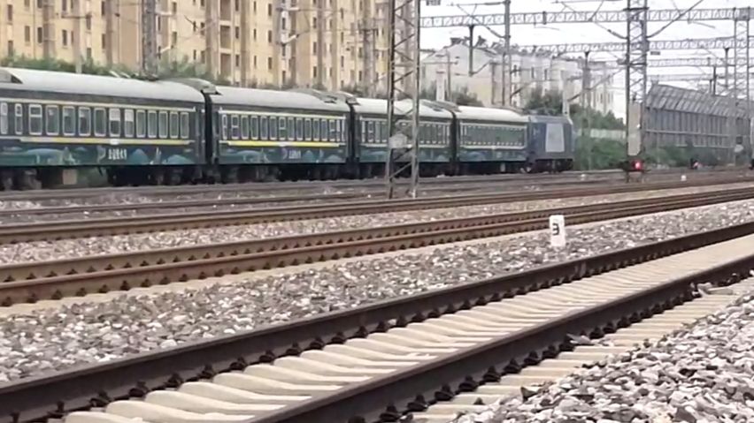 胶济线拍车～和谐D3C牵引网红小火车7054泰山-淄博从临淄站驶出!