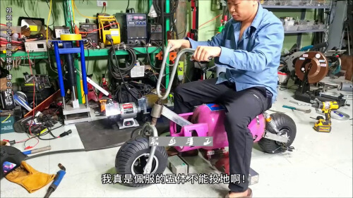 小伙利用普通的东西制作一款精美小巧的电动车,真是高手在民间啊