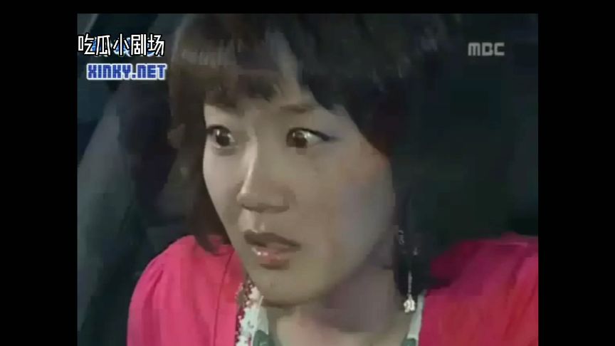 搞笑一家人:高速上女友憋不住想上厕所,男友不开车门竟被撞流血