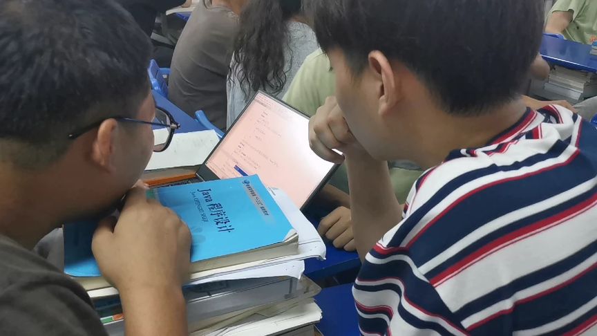 自习课捉到一组认真讨论问题的帅小伙#学生时代