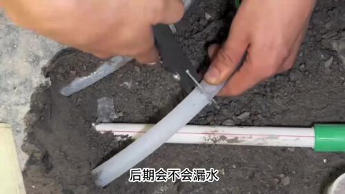 地暖管被打漏,水电工竟用这招偷偷修补!你觉得能撑多久?