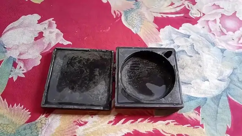 这是宝妈公公读书时期用的砚台,婆婆一直放家里珍藏,舍不得扔