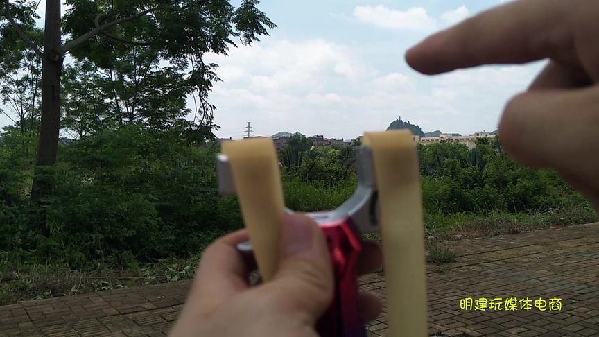 弹弓是怎么打才准,明建哥教教大家是怎么瞄准打弹弓才准吧
