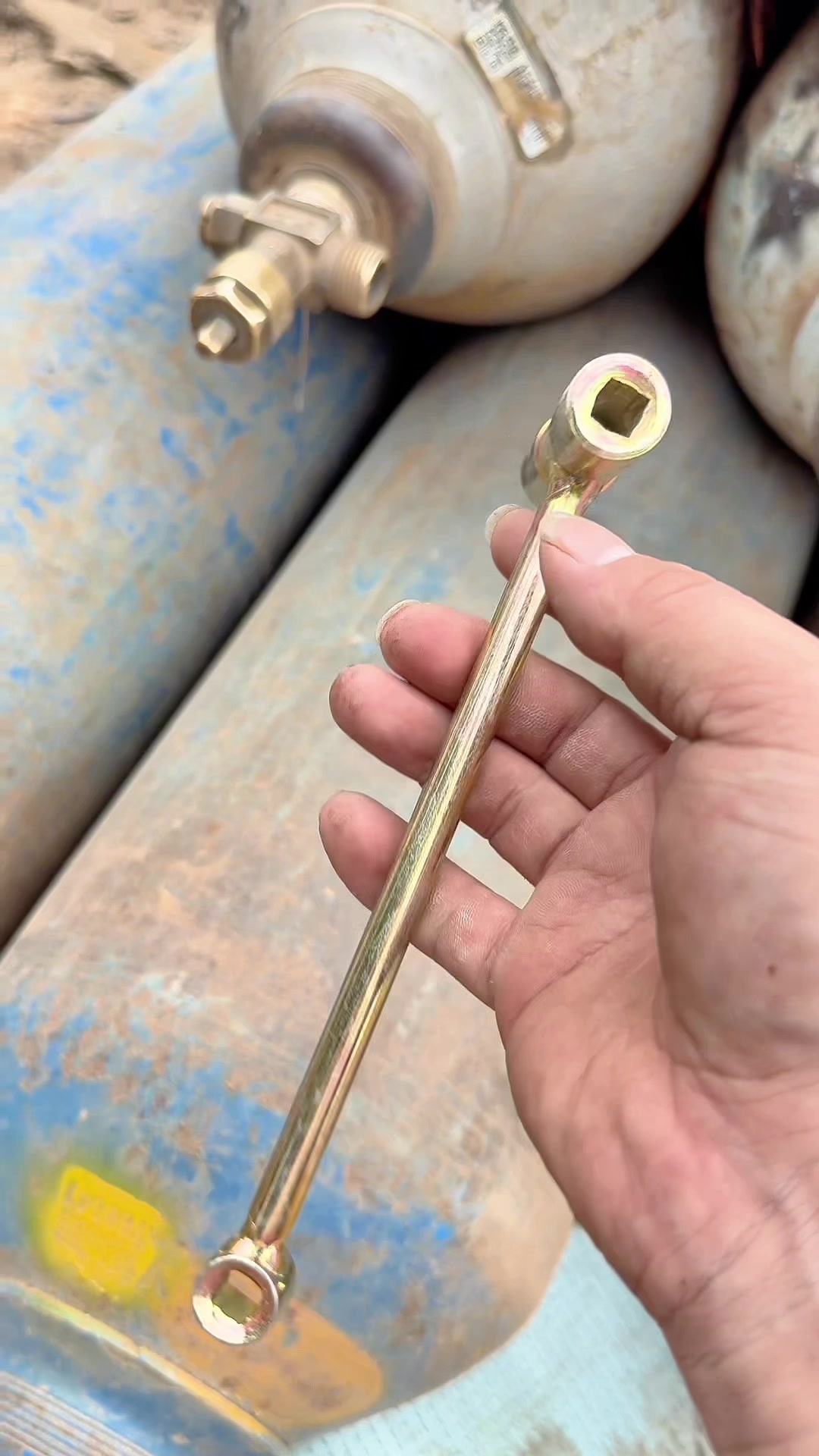 #气割 #气瓶扳手 #气体扳手 #割铁工 #割铁 氧气瓶,乙炔瓶,丙烷瓶都...