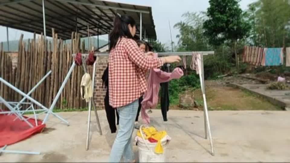 今天出太阳晒衣服 搞卫生 记录农村生活 农村生活现实记 新的一天新的...