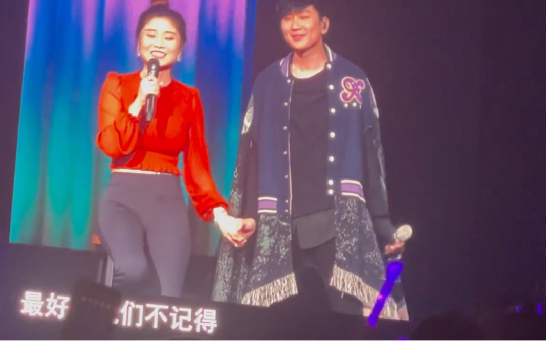 林俊杰演唱会邀请粉丝一起上台合唱,全程互动酸死人了哈哈哈哈哈!
