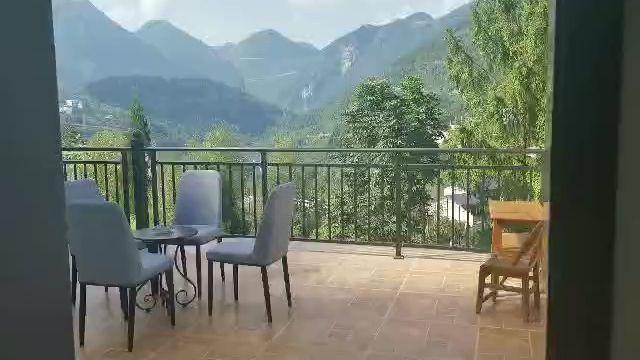 恩施十里清欢民宿阳台上喝喝茶仰望恩施大峡谷美景