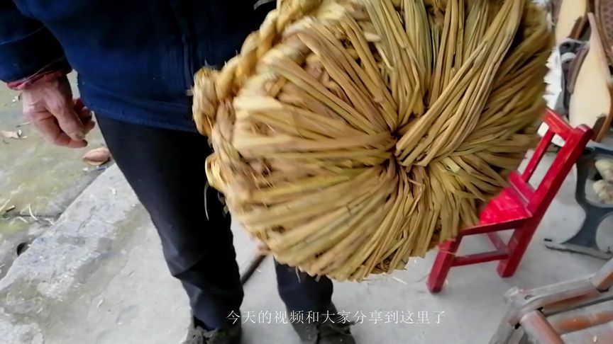 挑选韧性稻草编织蒲团,自制农家小物件