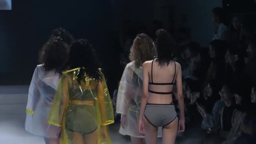 美女模特内衣秀,丰满性感,在场男观众嘴巴都合不上了!