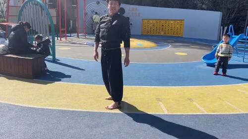 小伙子挑战满分立定跳远