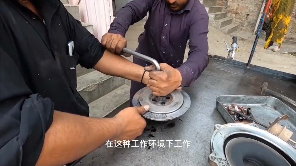 巴基斯坦维修师傅实力翻新涡轮增压器