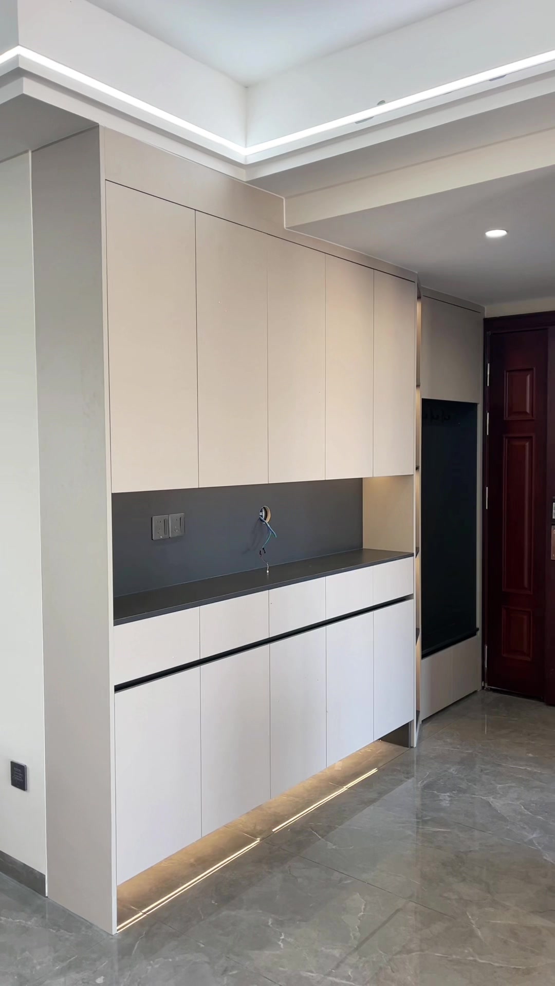 ...斜角换鞋凳设计 #现代简约风装修 #全屋定制衣柜橱柜 #鞋柜 #鞋柜设计