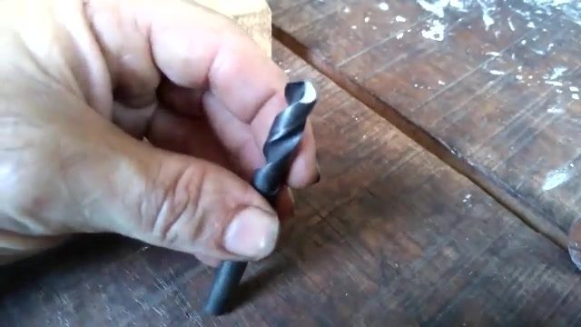 非常简单的方法磨削金属麻花钻头,可以用来钻斜面上的孔