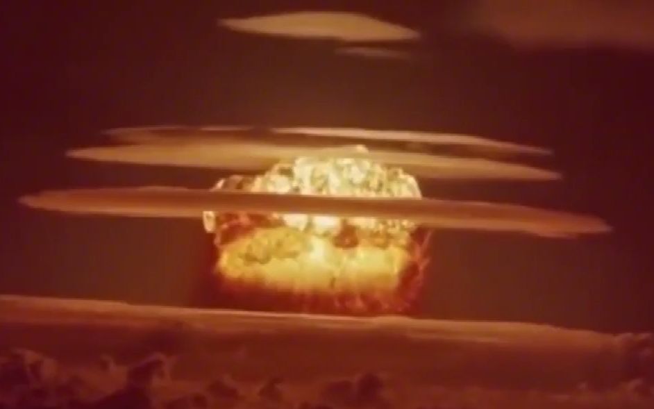 高空实拍核弹爆炸腾起巨大的蘑菇云!视觉震慑到心理深处