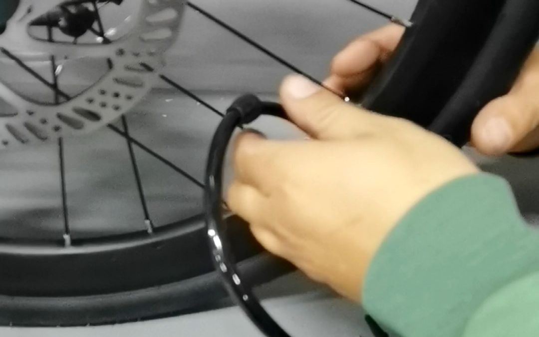 公路车打气时 打气筒的气头夹不紧 气针无法打气 这种情况应该如何...