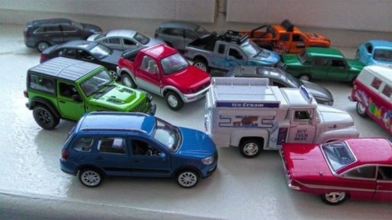 展示各种品牌的模型汽车