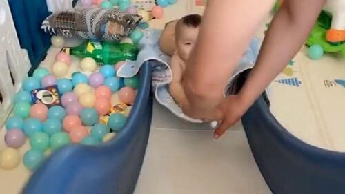 广东老公给宝宝自制的滑滑梯,让宝宝童年不留遗憾,老公都跟不上滑滑梯速度