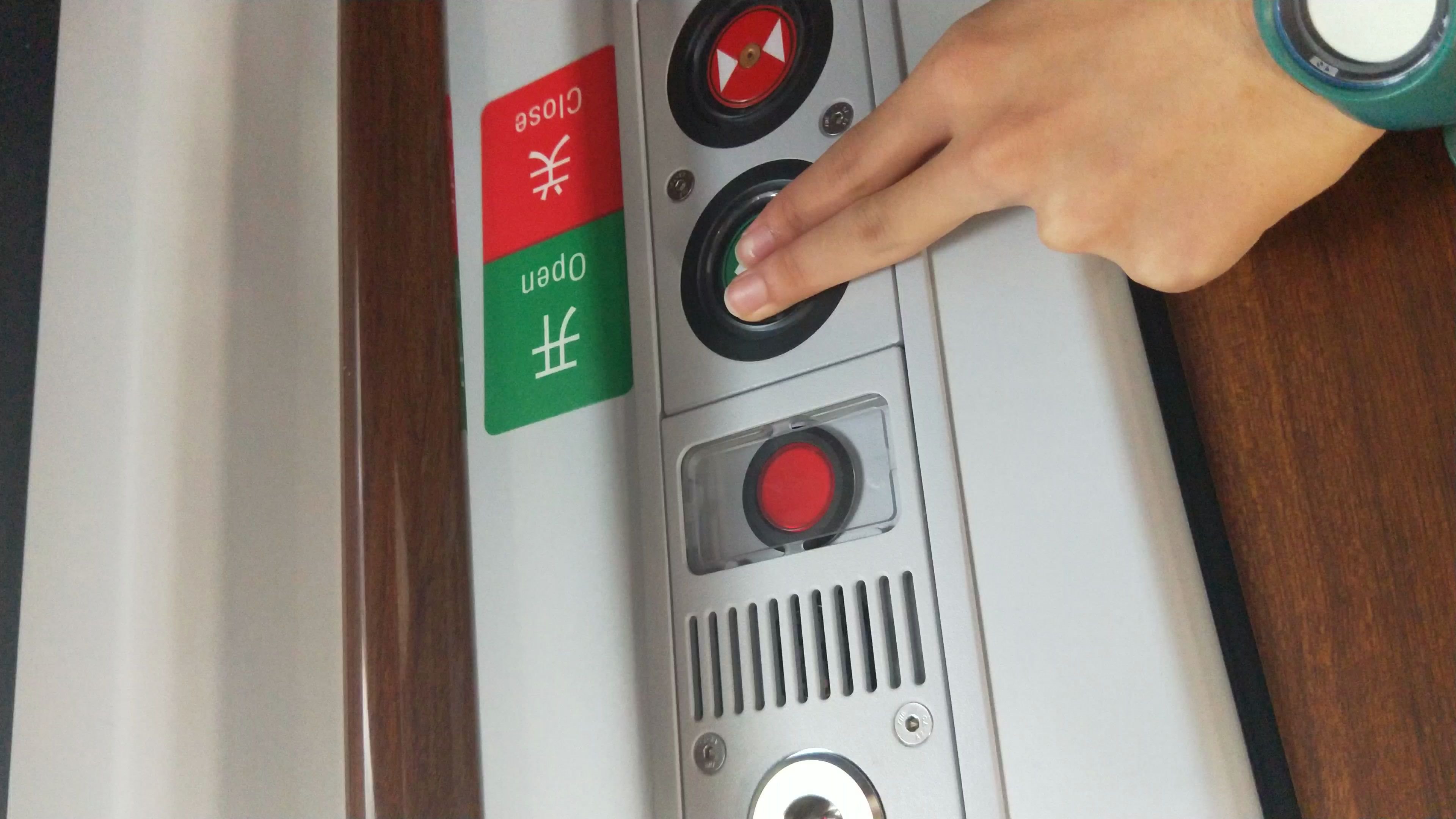 当着乘务员手动开门?!