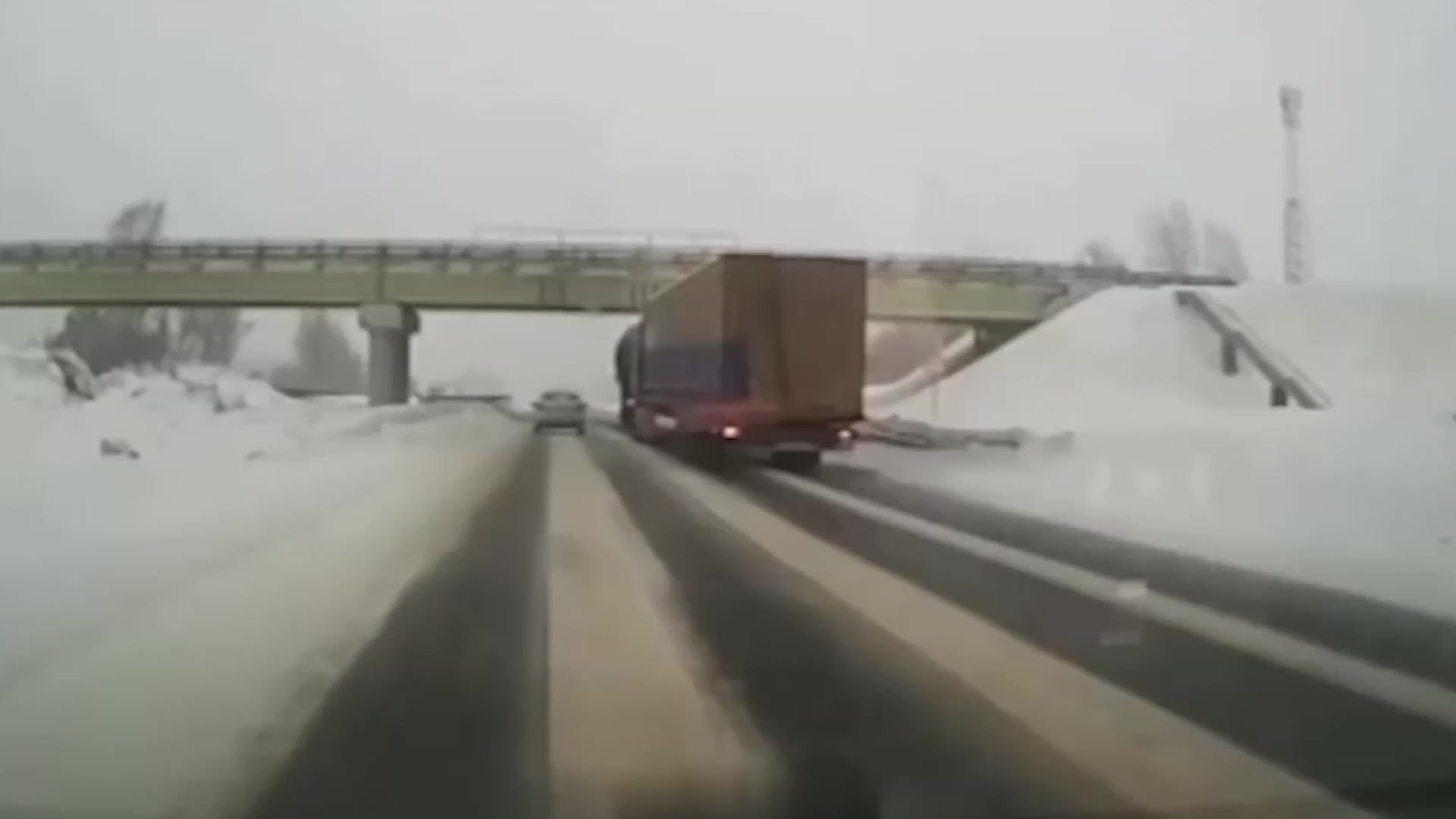 卡车撞车事故的前几秒拍摄到的惊险画面