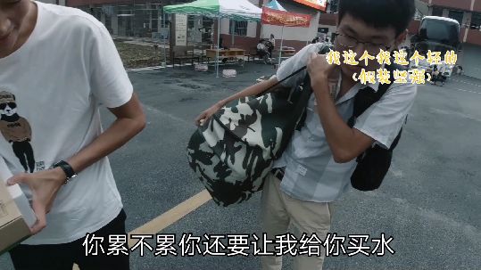 8人间没阳台的宿舍见过吗?行李塞不进,冬天不用空开空调都暖和