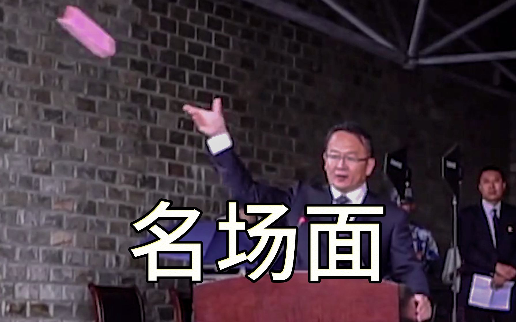 开学礼遇暴雨,校长扔演讲稿:只讲4句!