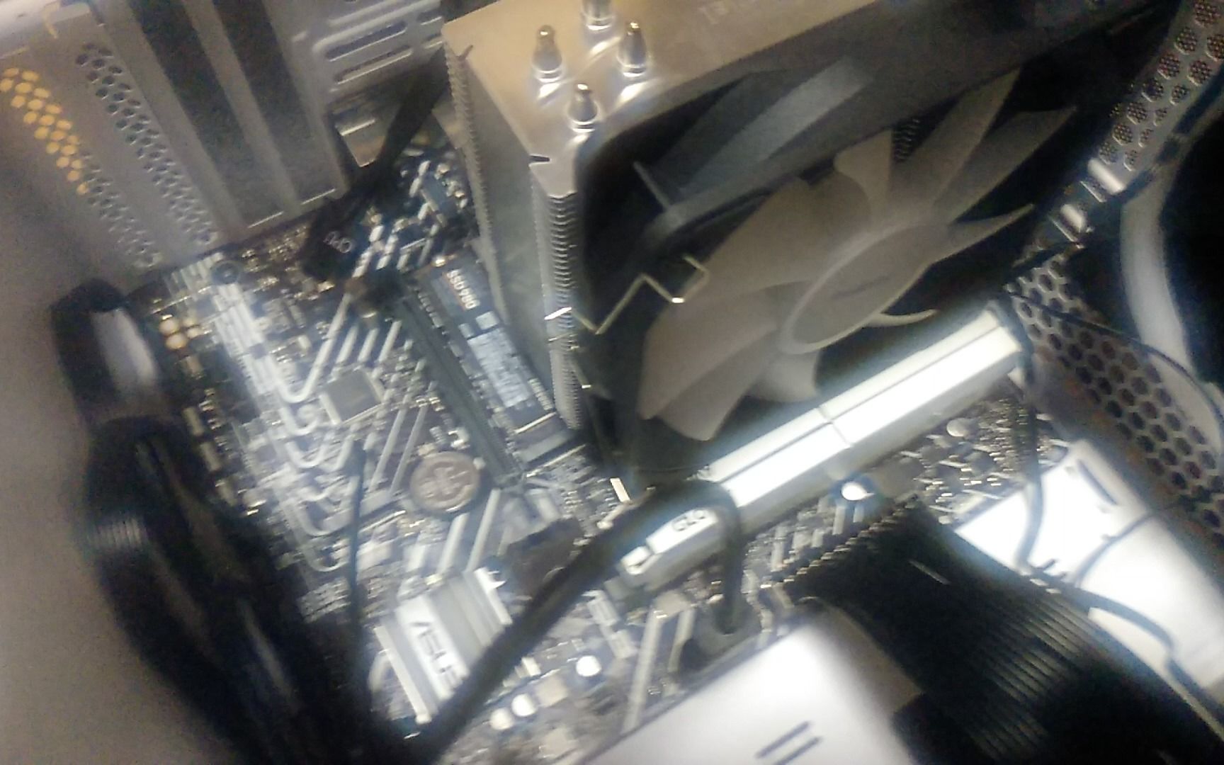 华硕h610m-a主板散热器和内存插槽打架