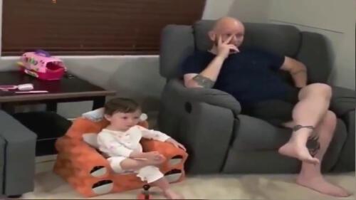 不愧是亲生的,看电视的架势都一模一样