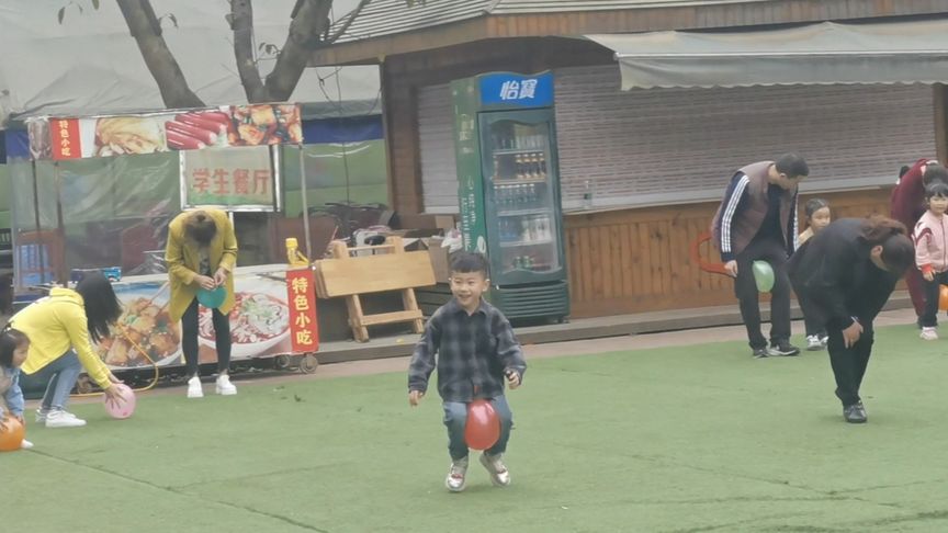黄瓜山森林大道撒欢游乐场:双腿夹气球赛跑,亲子运动会,有意思