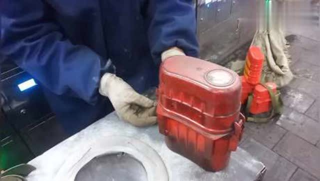实拍煤矿工人自救器