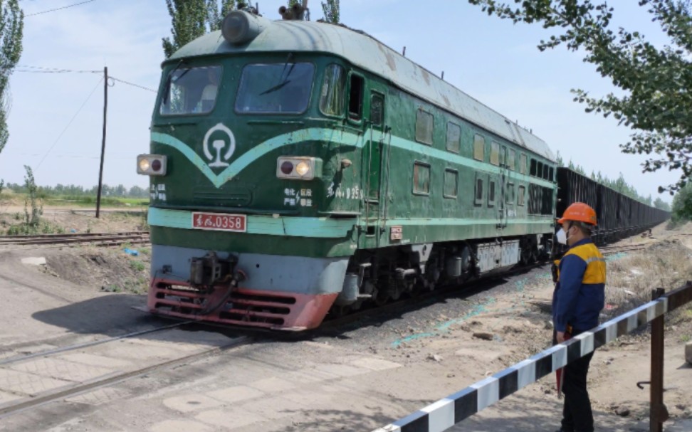【道口】大唐托克托县电厂专用线DF4 0358牵引KM70煤炭漏斗车通过...