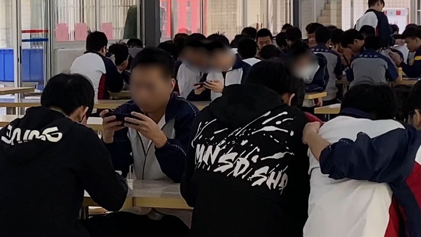 广州一技校规定没课不准回宿舍?学生聚集饭堂打游戏,副校长回应