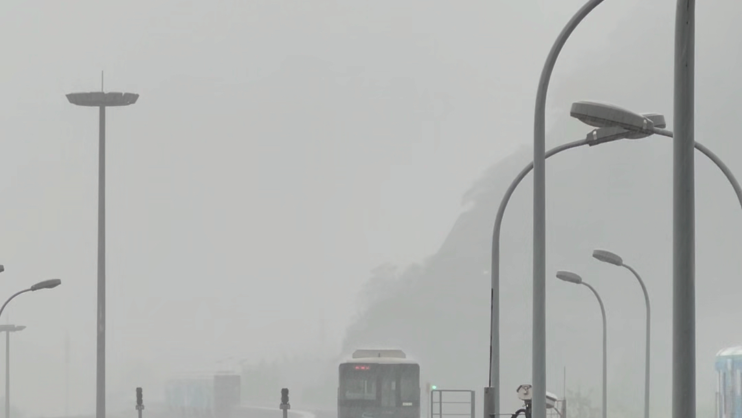 下雨天的轻轨2号线(天堂堡)