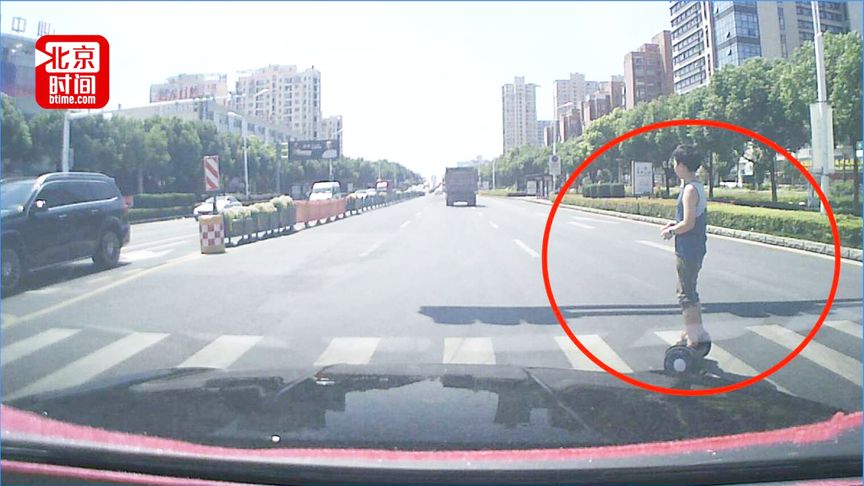 男孩骑平衡车闯红灯被撞倒 警方:男孩负事故主要责任